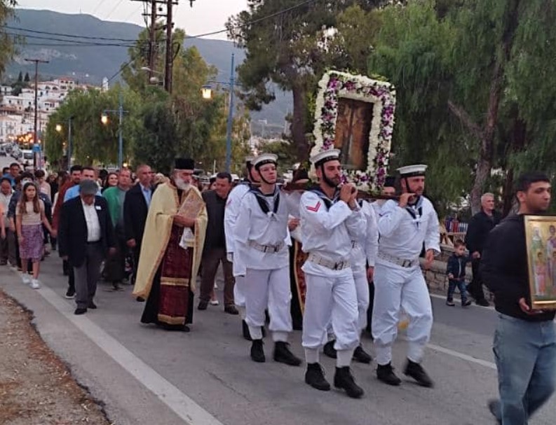 Πόρος: Πλήθος πιστών στην Λιτάνευση της ιεράς εικόνας των Αγίων ...