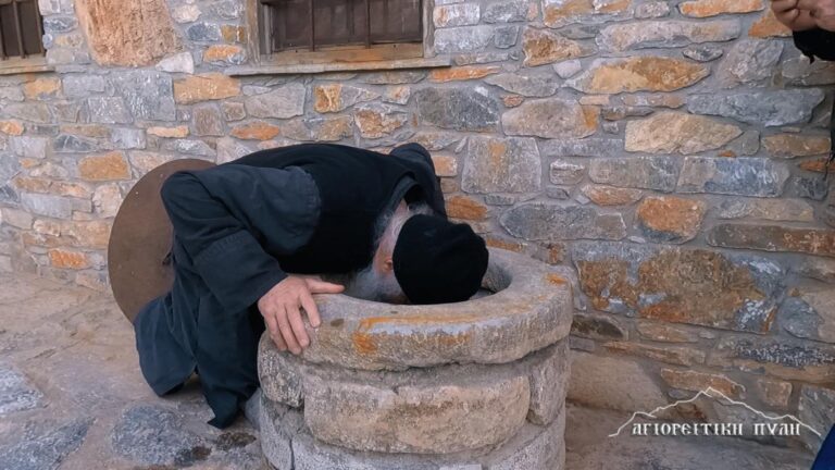ΣΥΓΚΛΟΝΙΣΤΙΚΟ!!! Ο Γέροντας Ιωσήφ ο Αγιορείτης ψάλλει στην Στέρνα του ...