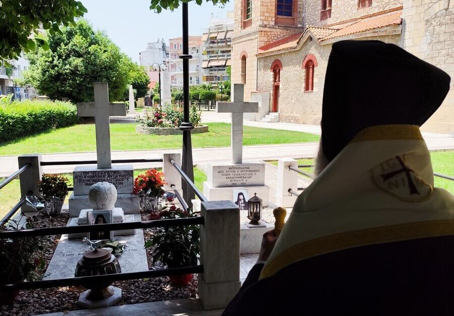 Ο Θεσσαλιώτιδος Τιμόθεος τιμά τους προκατόχους του - Ιερά Μονοπάτια