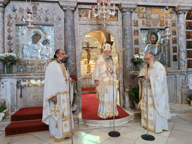 Θεία Λειτουργία στο Ιερό Προσκύνημα Παναγίας Εκατονταπυλιανής Πάρου ...